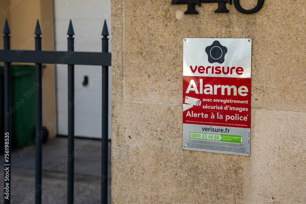 Foto de verisure logo sign and brand text advertise front of home ...