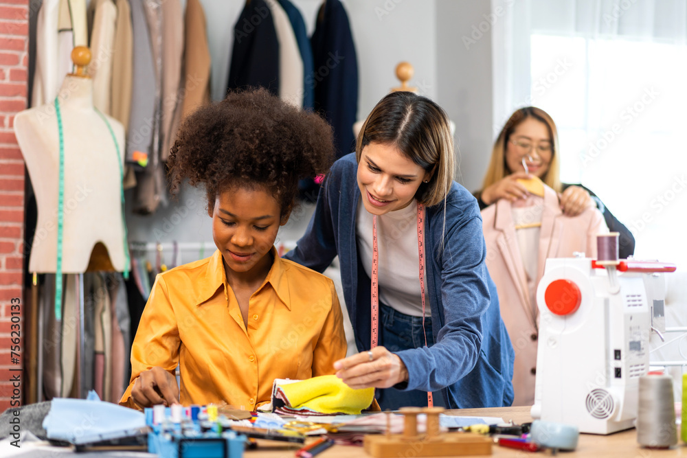 Foto de Collaboration and creativity in fashion design of teamwork ...