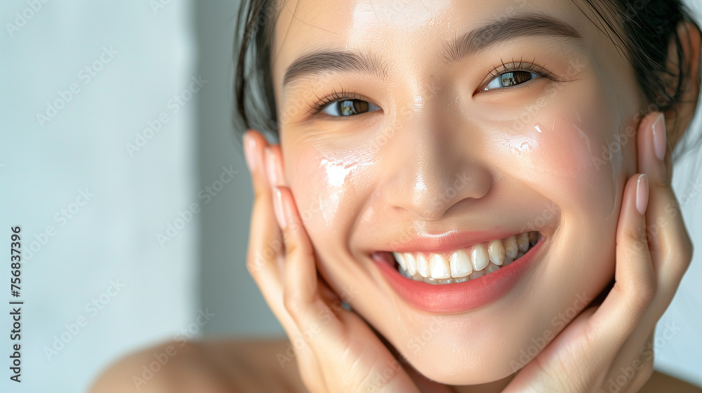 Beautiful Japanese woman in her 20s doing skin care, clear white skin ...