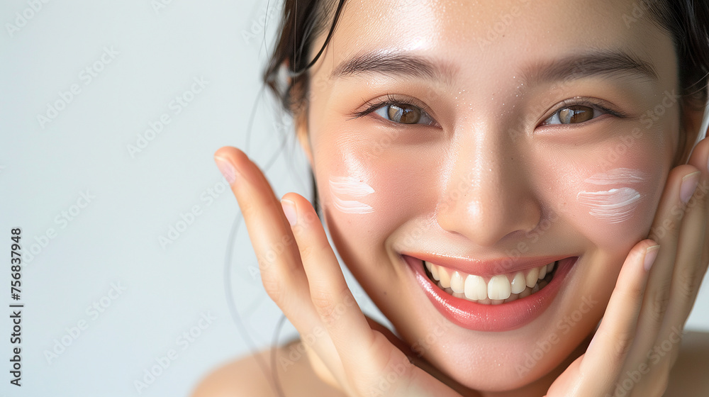 Beautiful Japanese woman in her 20s doing skin care, clear white skin ...