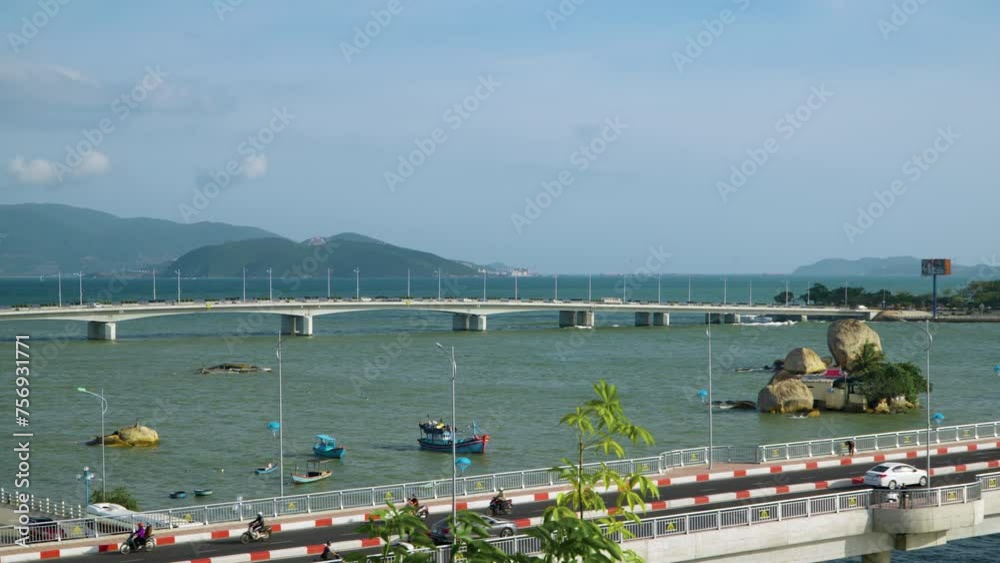 Vidéo Stock Vehicle traffic on Tran Phu and Xom Bong bridges Over Cai ...