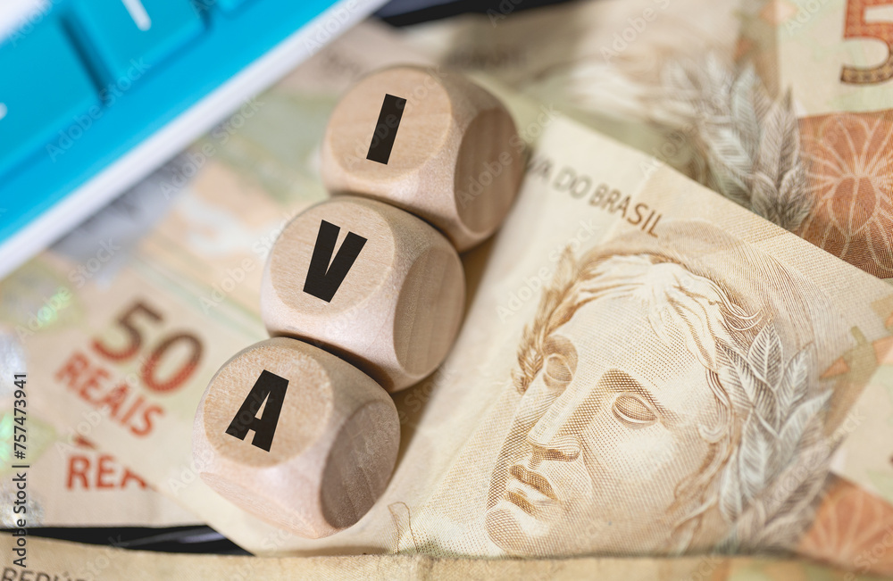 A abreviatura IVA para Imposto sobre Valor Agregado escrita em dados de ...