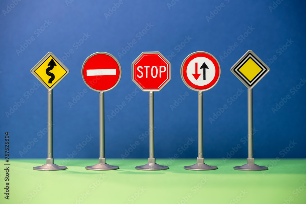 panneaux de signalisation routière, code de la route Stock Photo ...