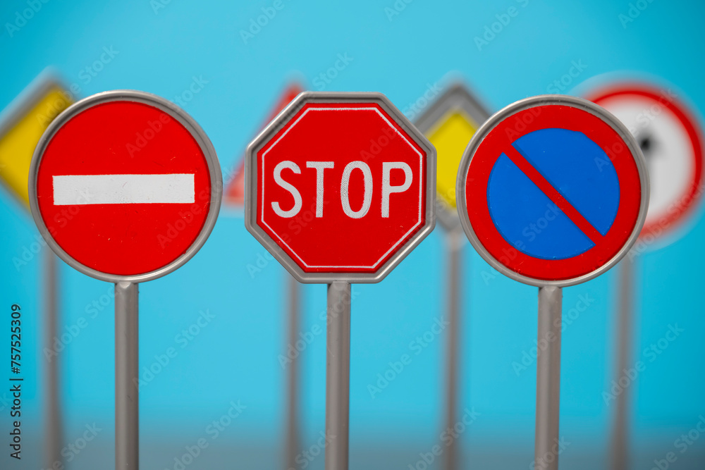 panneaux de signalisation code de la route, stop, sens interdit ...