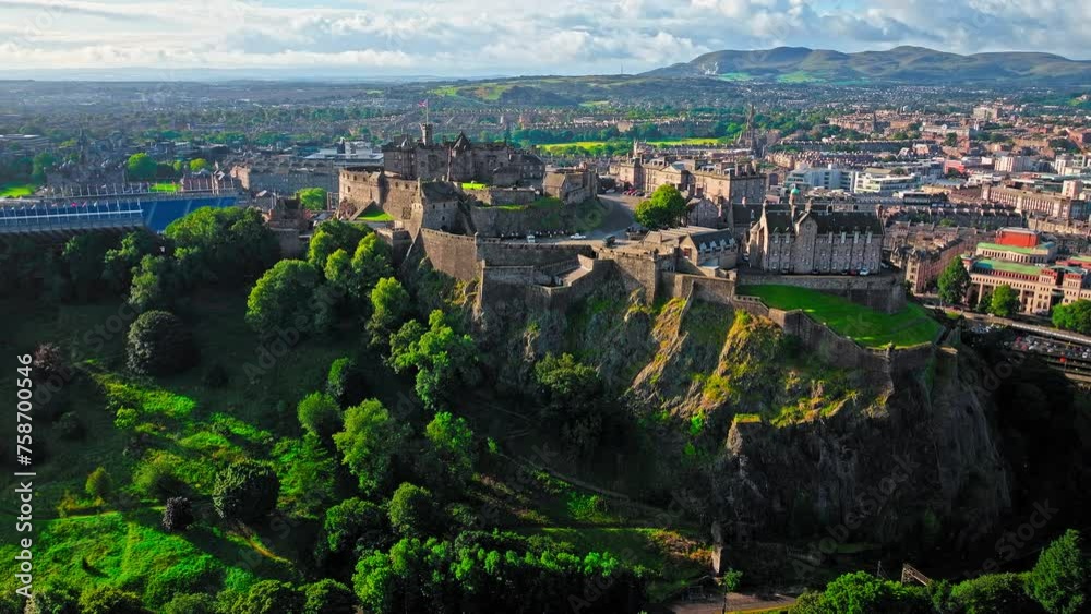 Vidéo Stock Aerial view of Edinburgh Castle with green gardens in ...