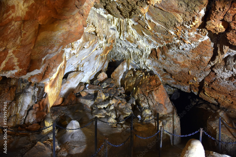 Jaskinia Raj w Chęcinach jedną z najpiękniejszych jaskiń i jednym z ...