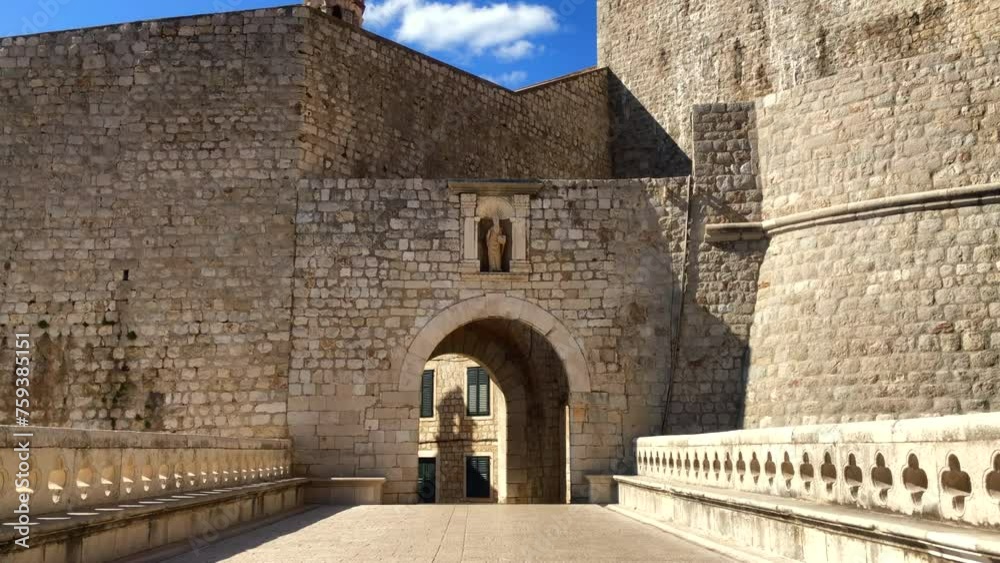 Vidéo Stock Fort gate of fortified city walls. Ploce Gate. Historic Old ...