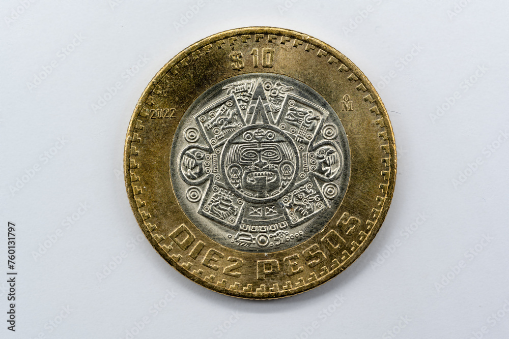 Moneda de 10 pesos mexicana con el calendario azteca 2022 Stock Photo ...