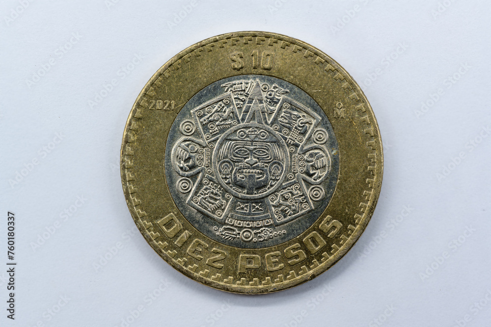 Moneda de 10 pesos mexicana con el calendario azteca 2021 Stock Photo ...