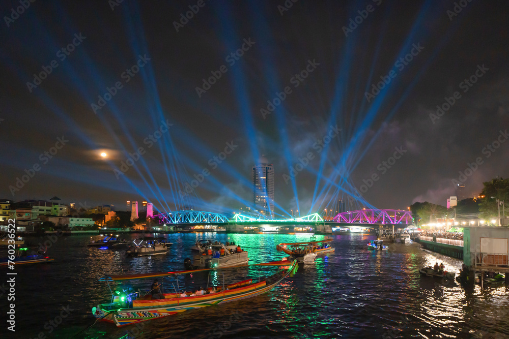 Memorial Bridge, and Phra Pok Klao Bridge with buildings and Chao ...