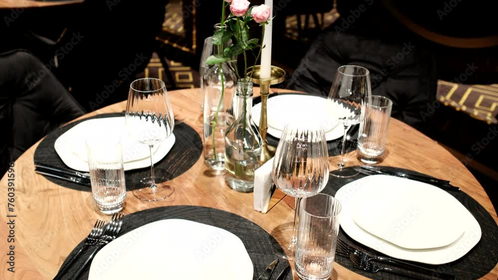 Vidéo Stock Elegantly made empty dinner tables in a chic restaurant ...