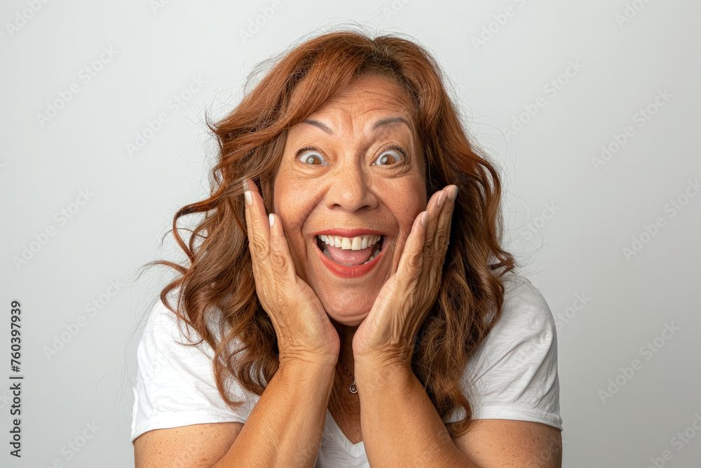 Foto de Mature woman shows surprise on her face, eyes wide open and ...