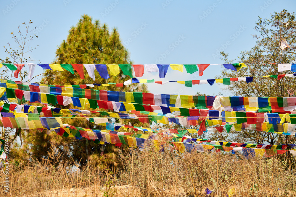 Foto de Colorful Tibetan prayer flags flutter in wind in green ...