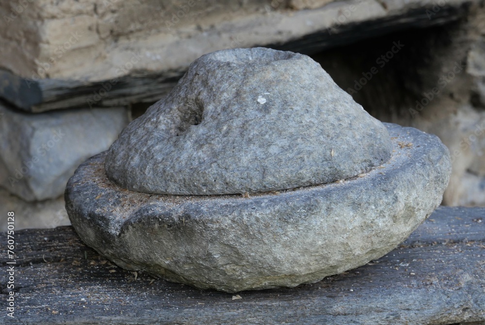 Vieille meule en pierre pour moudre le grain, sur le modèle des meules ...