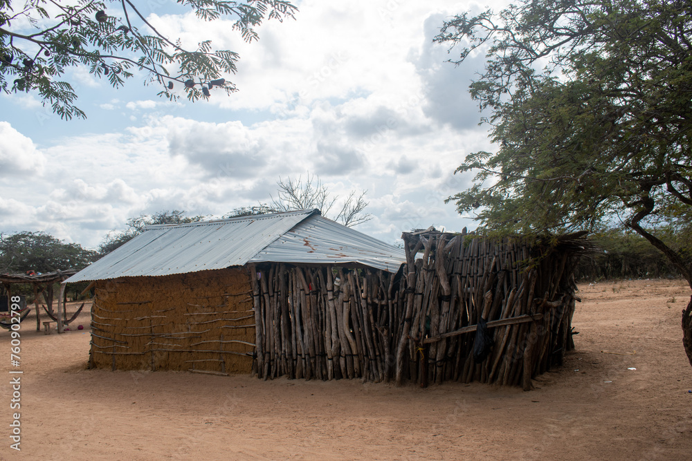 casa de barro y bahareque habitada por indigenas de la etnia wayuu en ...