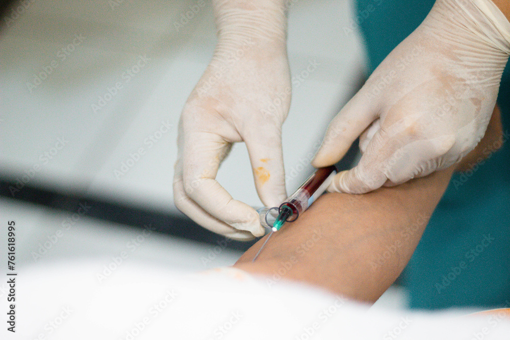 Doctora sacando muestras de sangre del brazo para un análisis de sangre ...