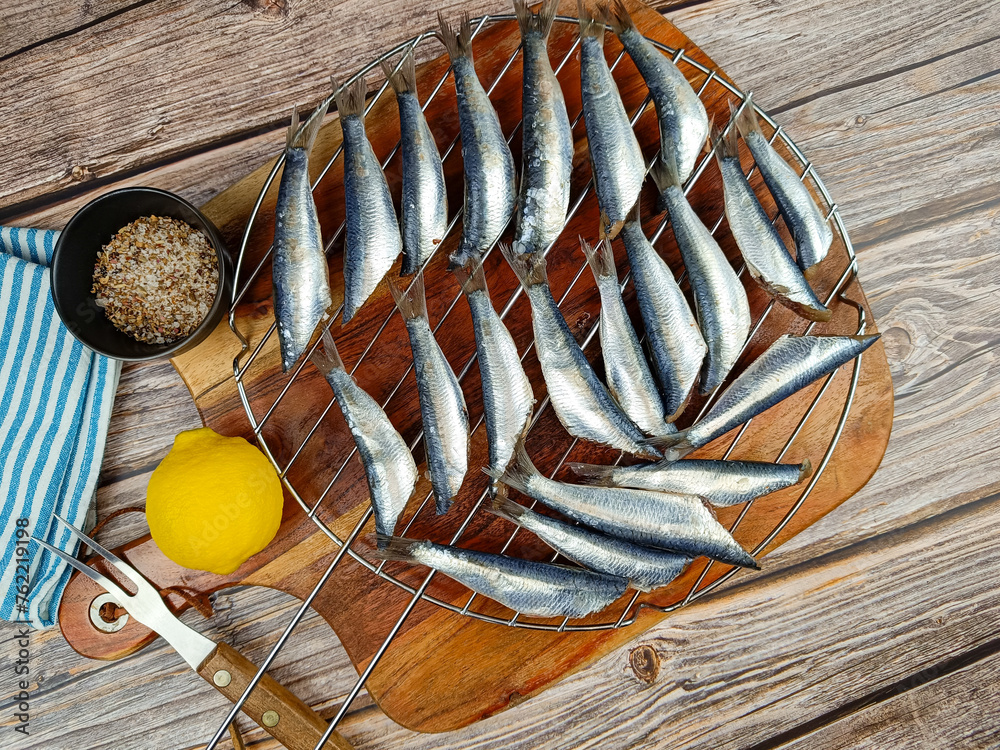 Poster filets de sardine sur une grille de barbecue – Wall Art | UkPosters