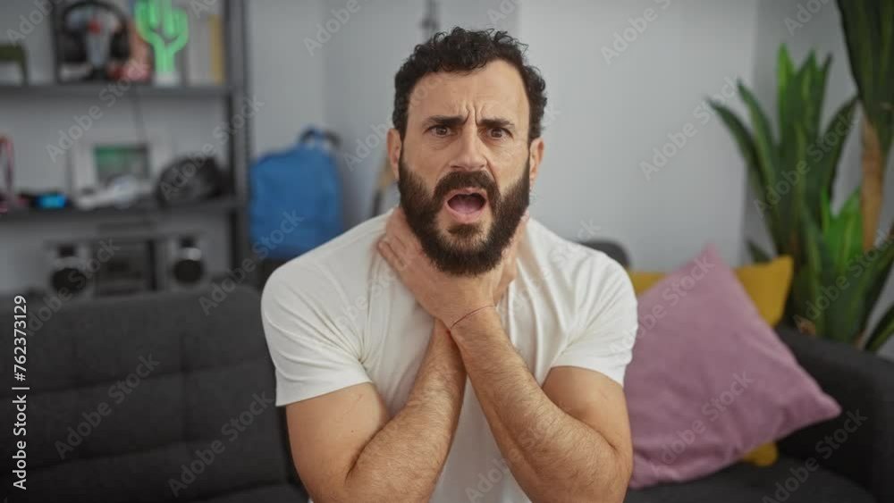 Vidéo Stock Middle-aged man at home, asphyxiating in pain, helpless ...