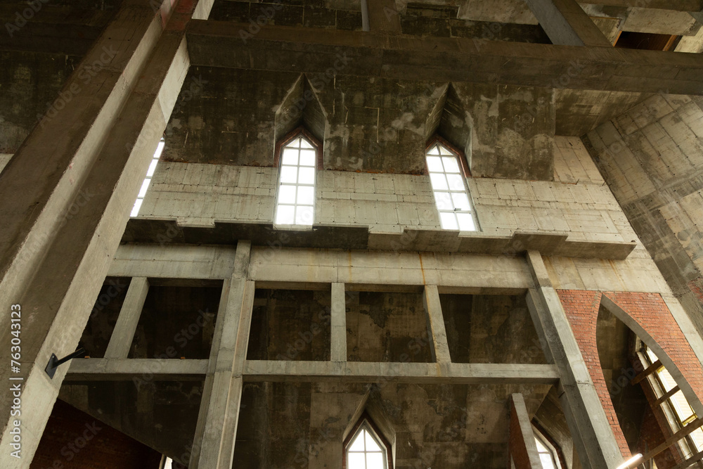 Construction. Large interior space, arches, vaults, windows, walls ...