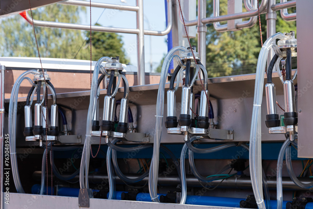 Mobile, transportable milking machine for milking cows and receiving ...