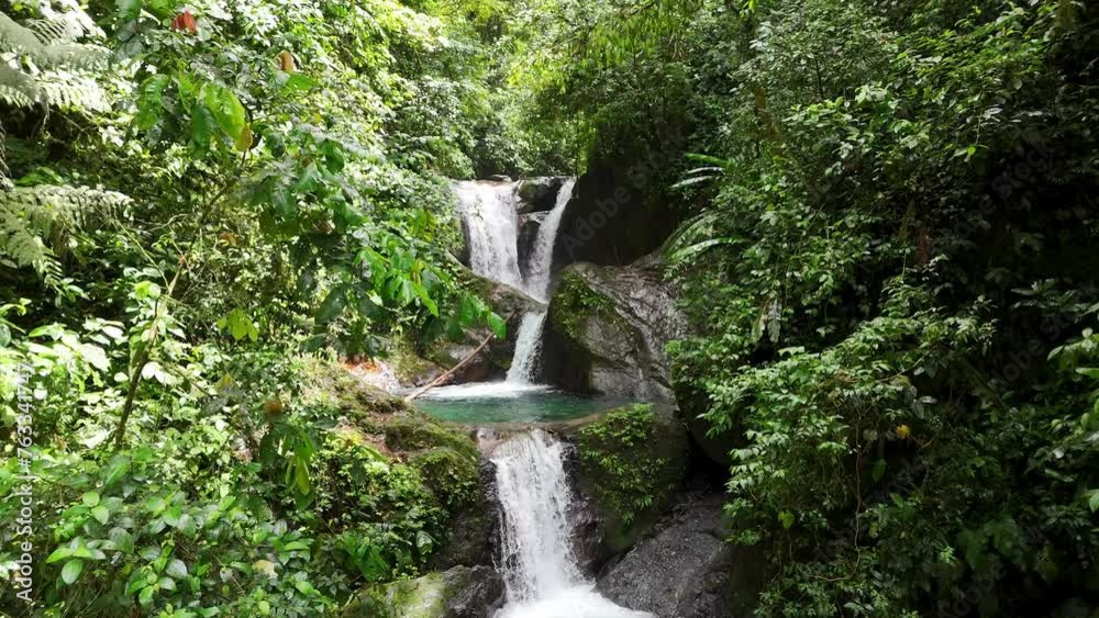 Maravillosas cataratas y cascadas adornan la selva entre montañas y ...