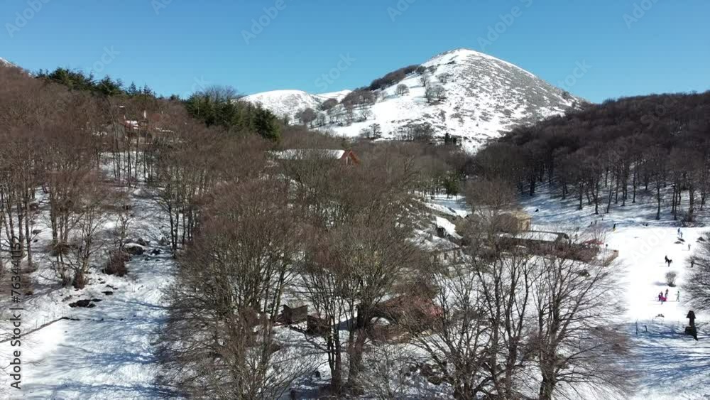 Ripresa aerea di Piano Battaglia nel Parco delle madonie durante una ... Ripresa aerea di Piano Battaglia nel Parco delle madonie durante una ...