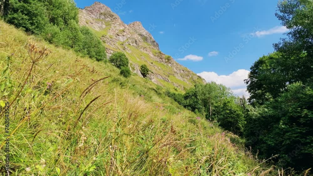 Vidéo Stock View of the mountain range near Mount Zakan. The top of the ...