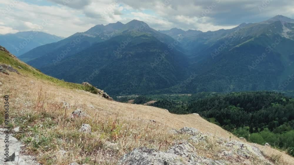 Vidéo Stock View of the mountain range near Mount Zakan. The top of the ...