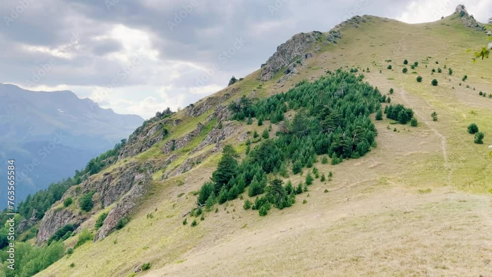 Vidéo Stock View of the mountain range near Mount Zakan. The top of the ...