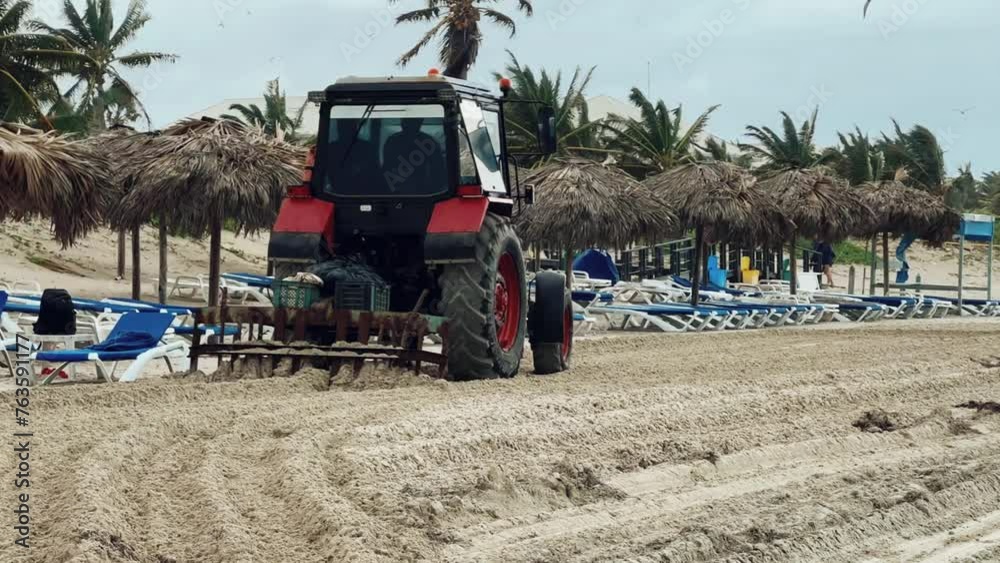 Vidéo Stock Varadero, December - 2023. Tractor on the beach of the ...