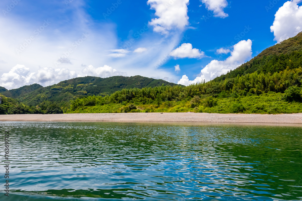夏の高知県で見た、屋形船仁淀川からの風景と青空 Stock Photo | Adobe Stock