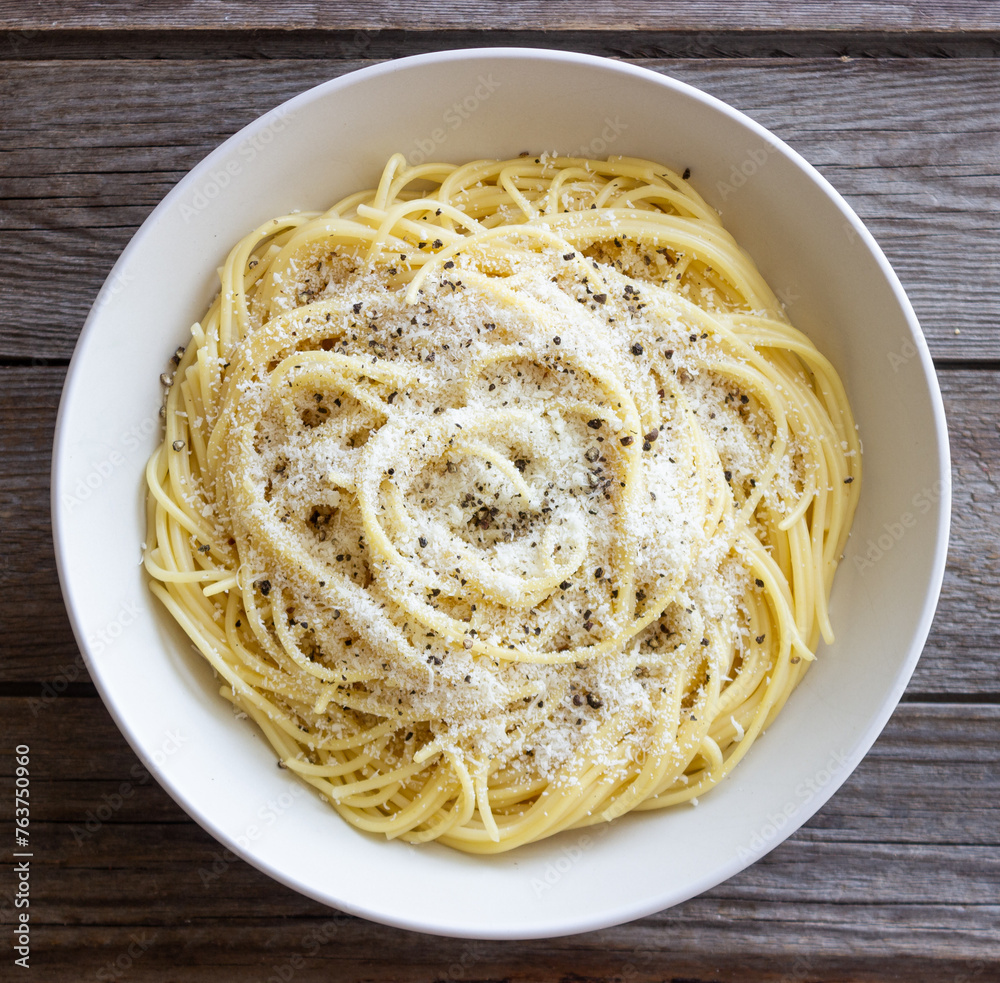 Roman pasta spaghetti with black pepper and cheese. Cacio e pepe ...