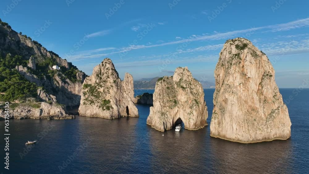Riprese aeree Drone, vista dei Faraglioni nel mare di Capri. Italia di ...
