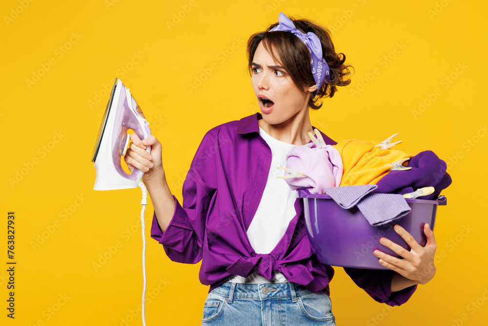 Young shocked astonished sad confused woman she wears purple shirt do ...