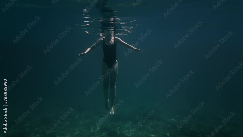 Vidéo Stock Underwater shot of woman swimming in the deep ocean. Diving ...