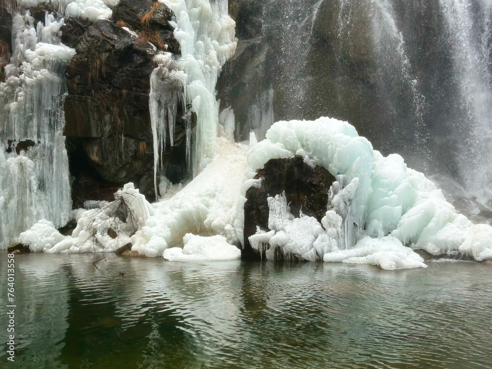 Foto de Drung Waterfall which is located in the Tangmarg tehsil of ...