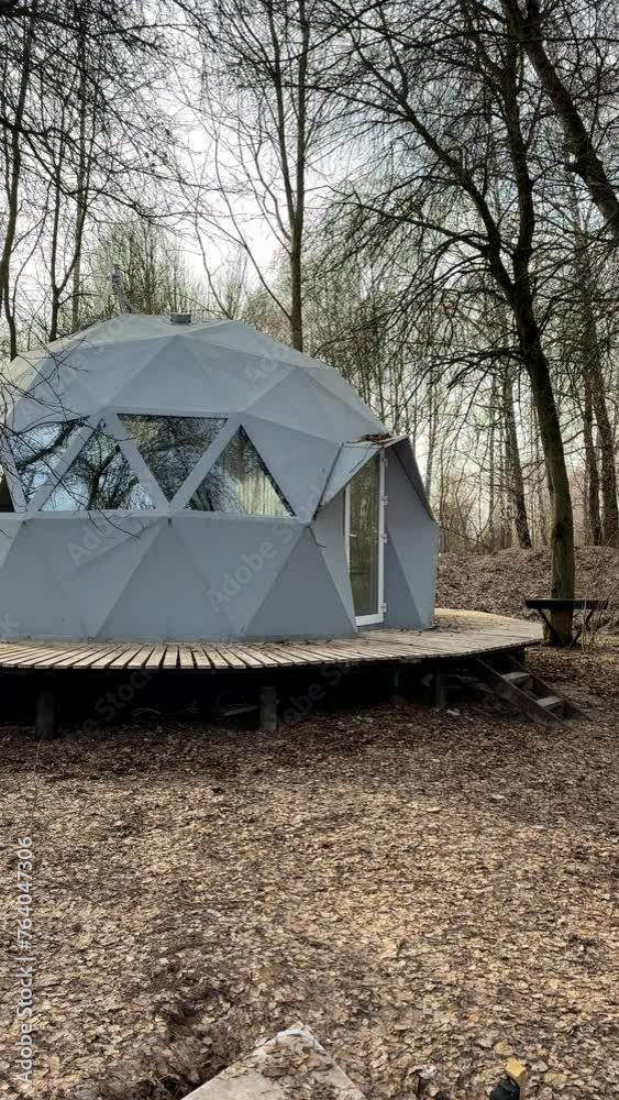 Vidéo Stock Glamping Domes in campsite in forest. Geodesic Dome House ...