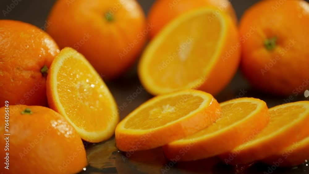 Vidéo Stock In the close-up, an orange falls and scatters into round ...