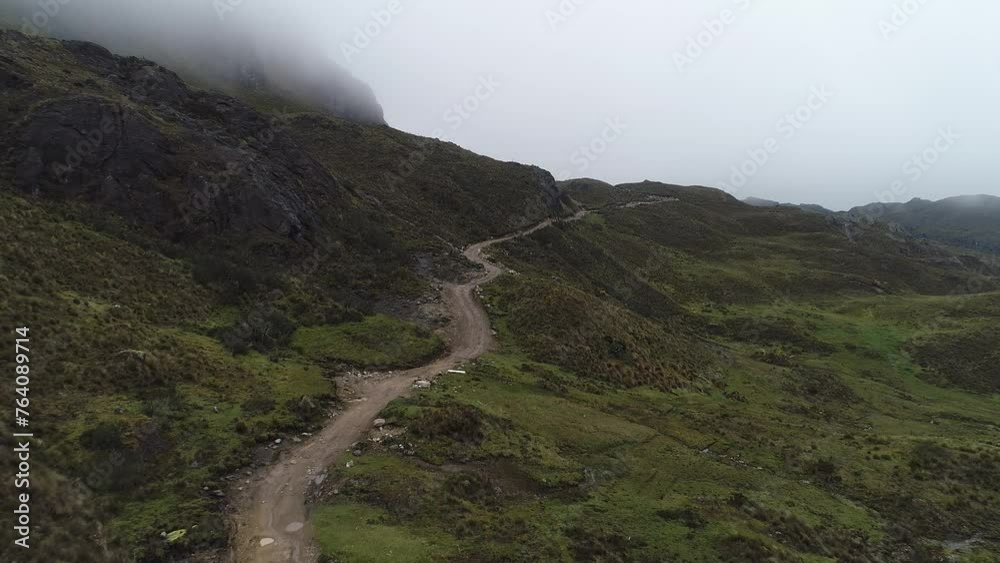 Vista aérea de paisaje de páramo andino montañoso de Ecuador con ...