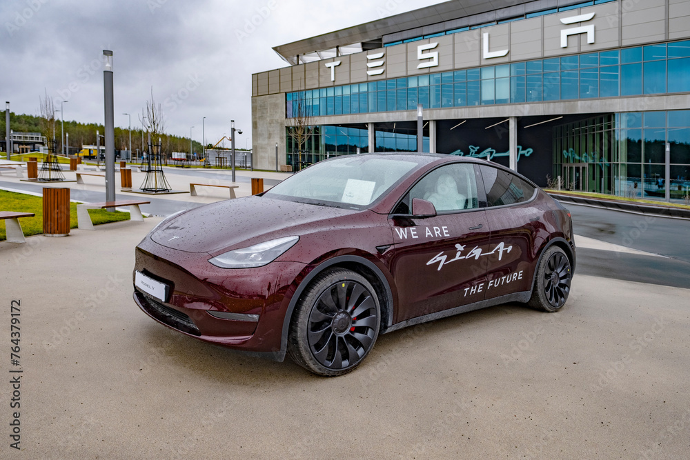 tesla model y midnight cherry red, Gigafactory Berlin-Brandenburg Tesla ...