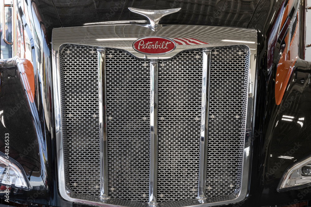 Foto de Peterbilt Semi Tractor Trailer Trucks logo and truck grille ...