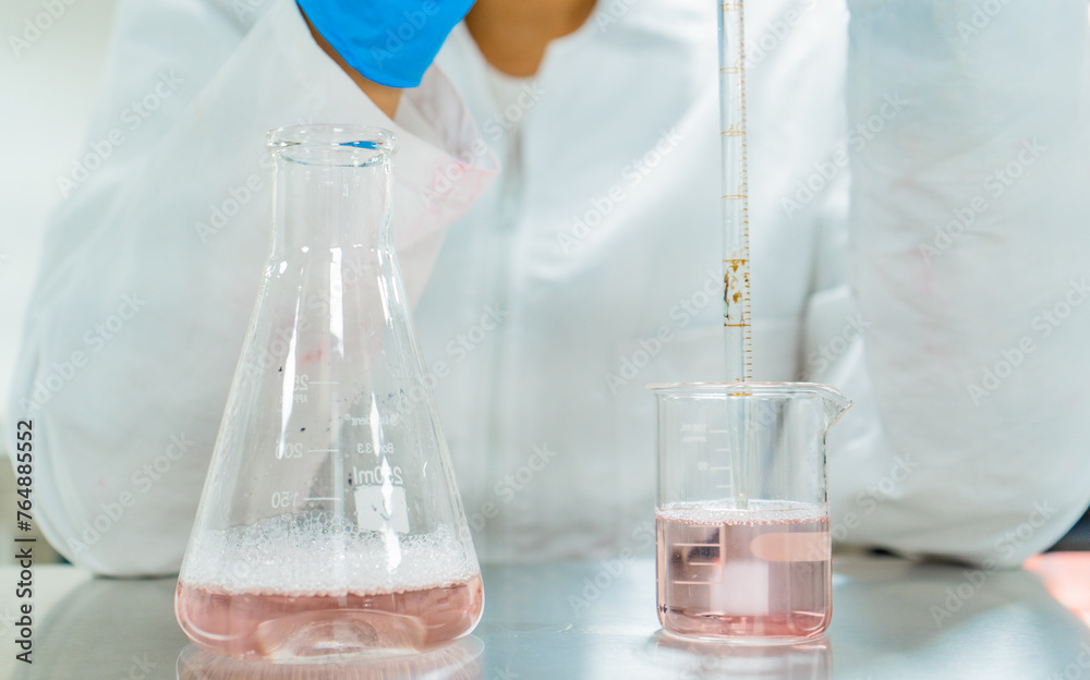 manos de una persona cientifica realizando un experimento quimico ...