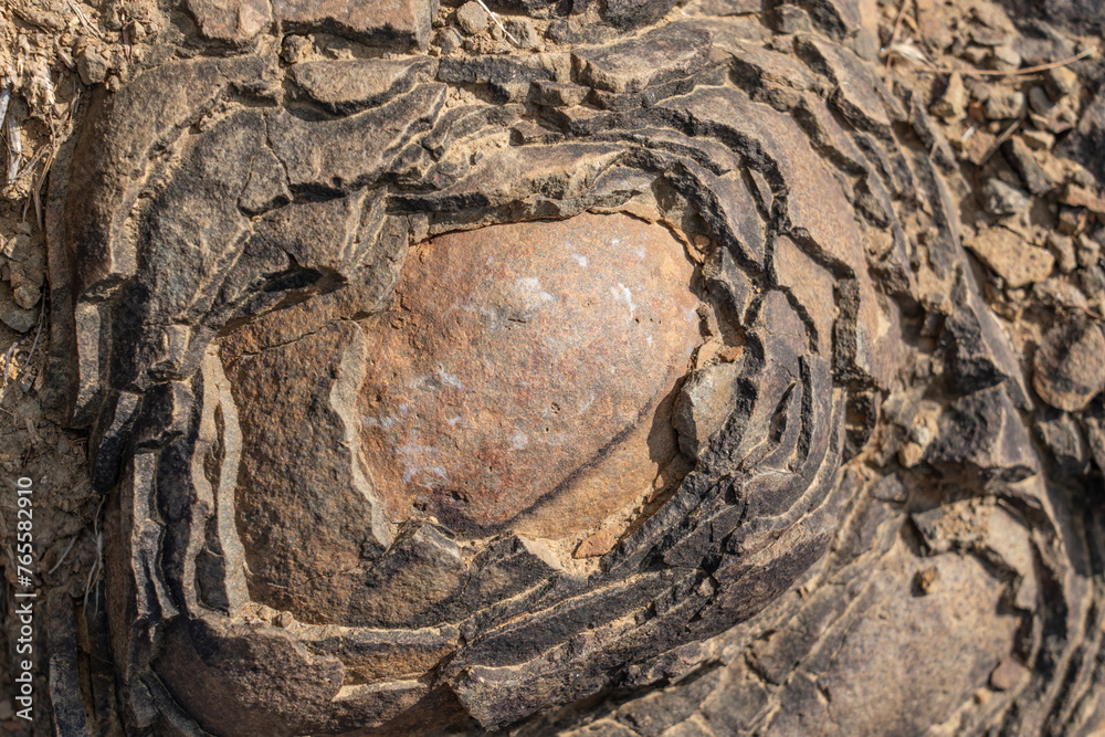 Spheroidal weathering tholeiitic basalt. onion skin weathering ...
