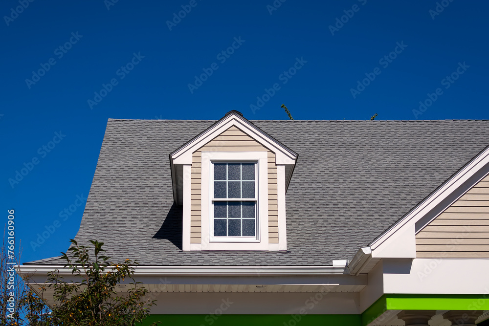 Foto Stock Gabled dormer window on the sloped shingle roof of a newly ...