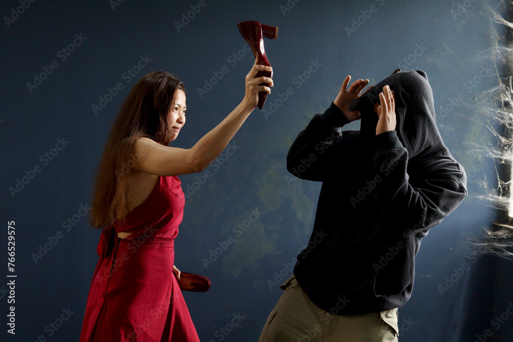 Criminal man attacks woman, but woman fights back to defend herself ...