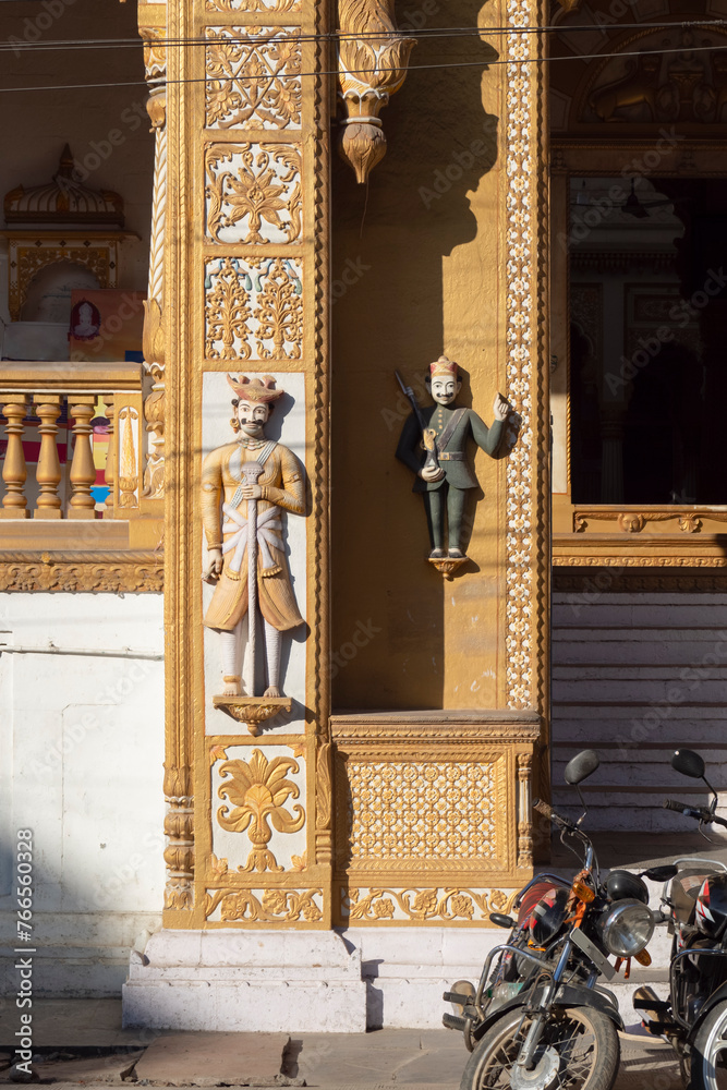 Entrance welcome sculptures Darbaan of Holkar Architecture, Indore ...