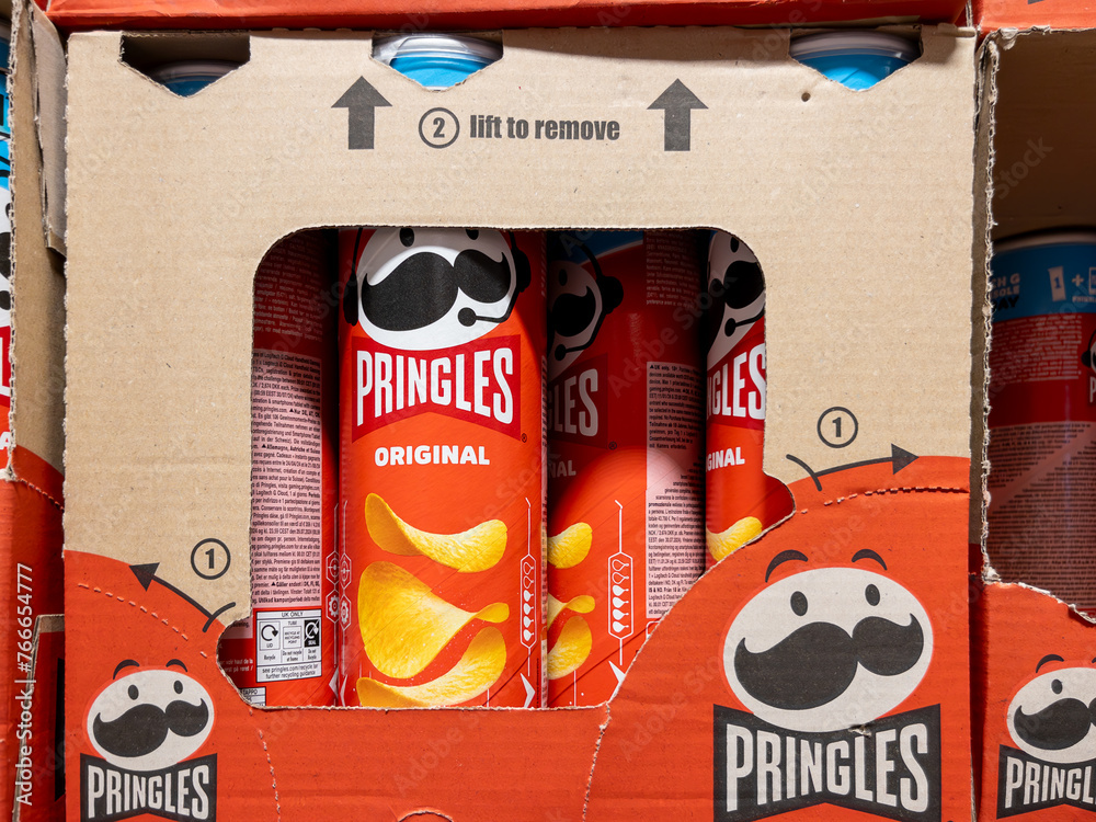 Foto de Pringles Original Potato Chips Can in Opened Cardboard Box do ...