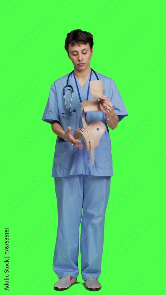 Vidéo Stock Front view Specialist presenting cervical neck collar used ...