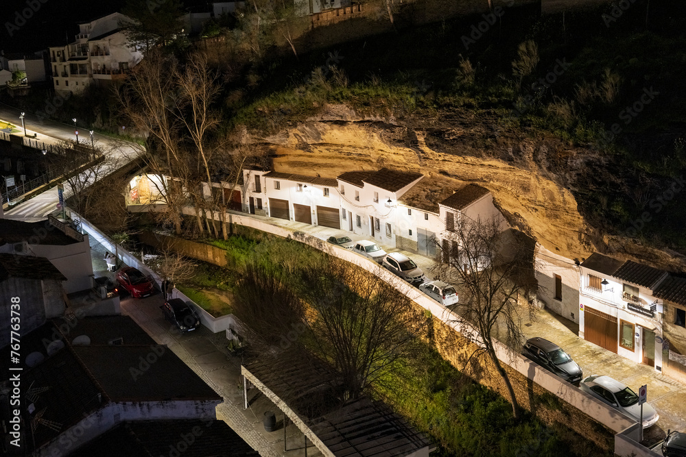 Setenil de las Bodegas, Andalusien, Spanien, in Felsueberhang gebauten ...