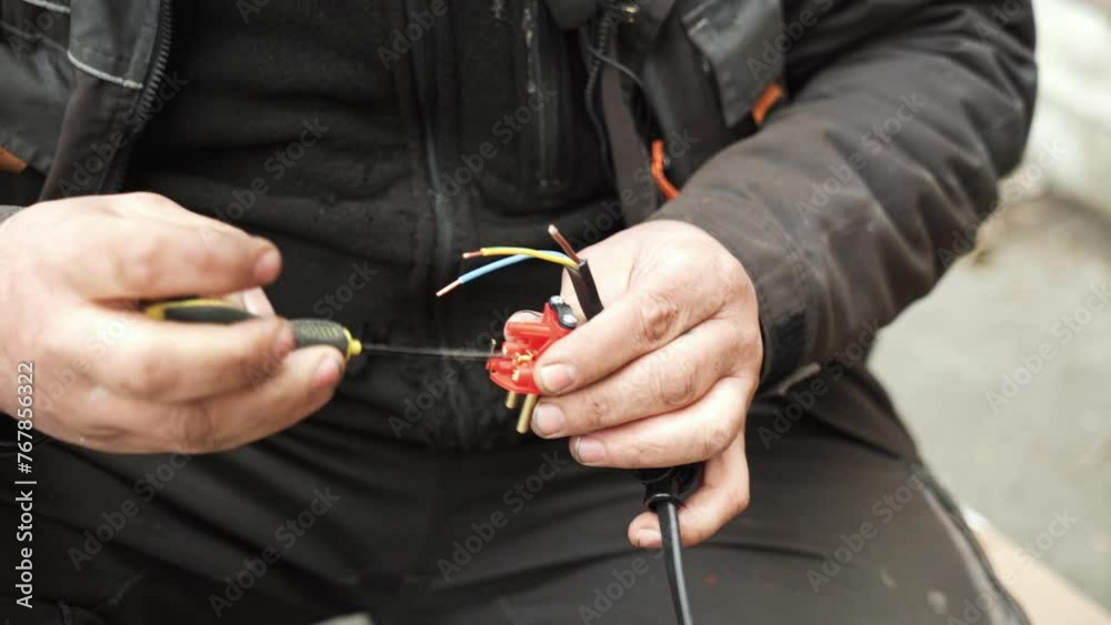 Vidéo Stock Electrician installs wiring using Connectors for connecting ...